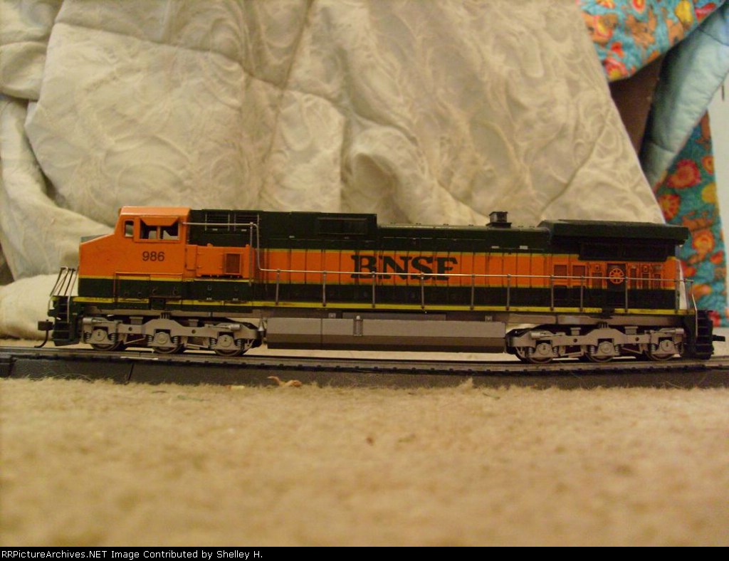 Side View of BNSF 986